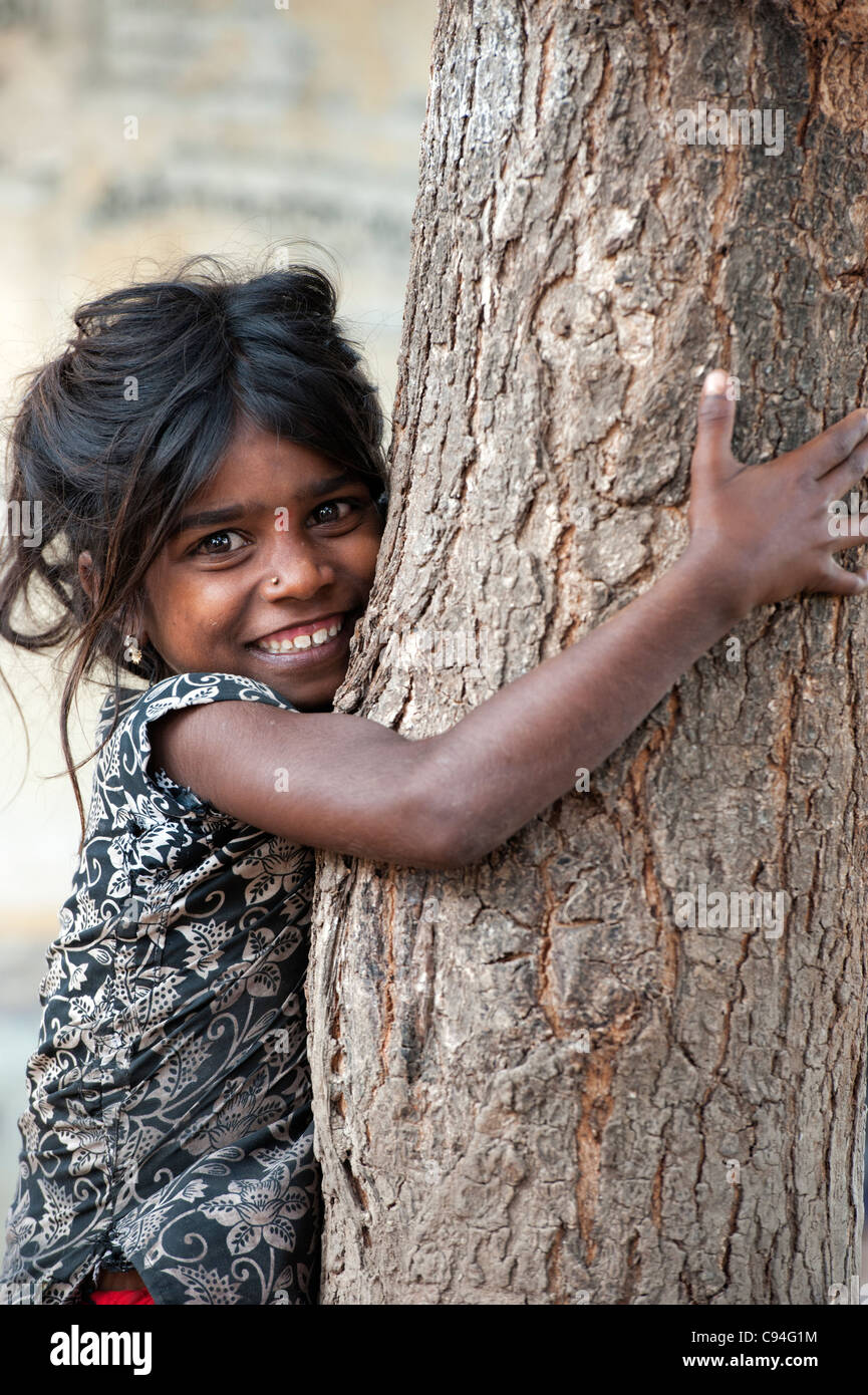 Poor Indian nomadic beggar girl hugging a tree Stock Photo - Alamy