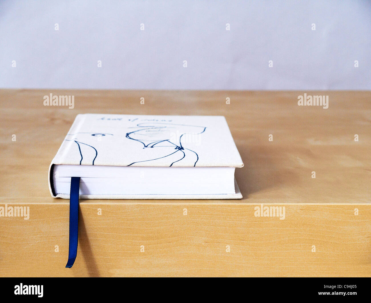 Book closed on table hi-res stock photography and images - Alamy