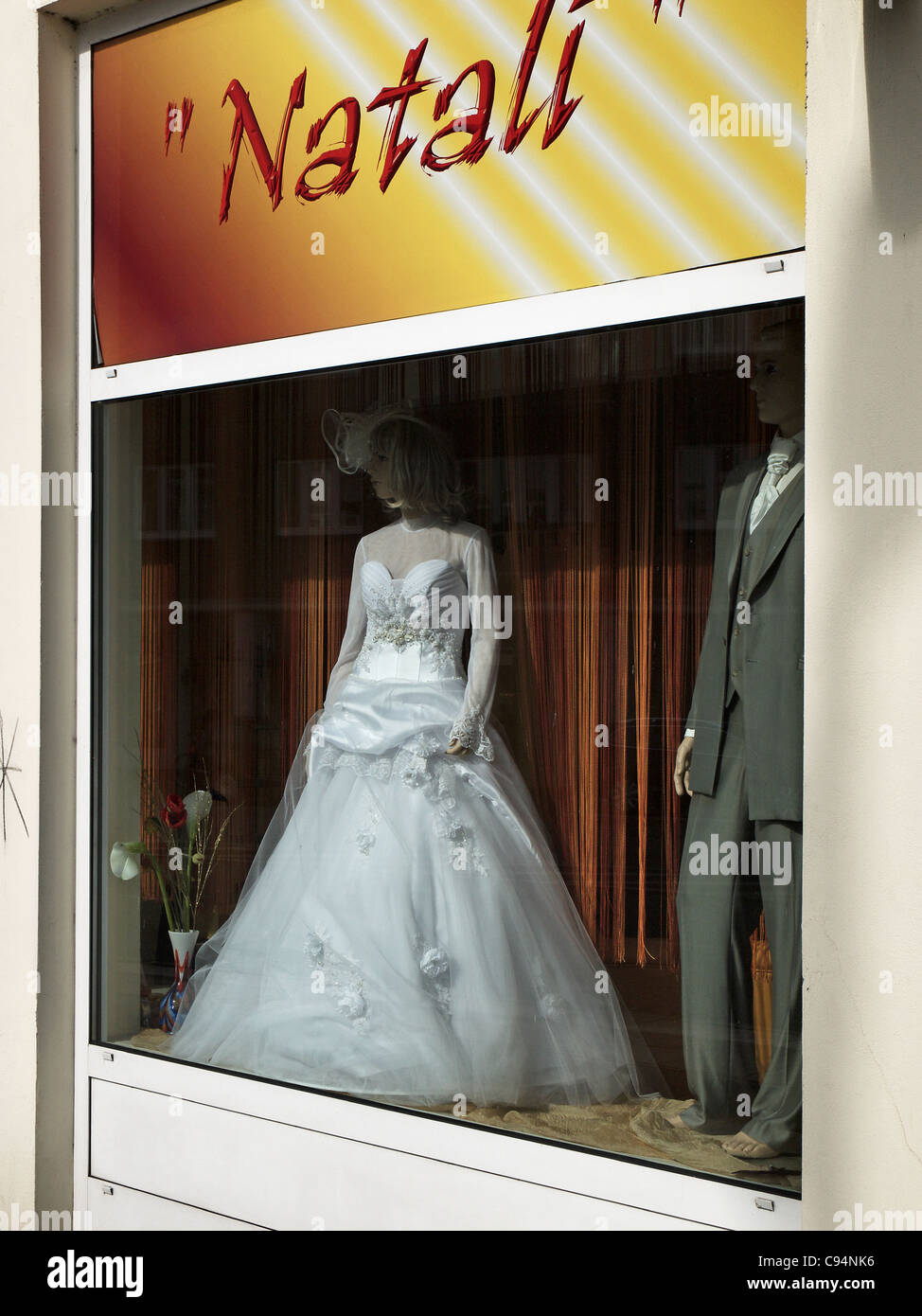 Bridal store window display hi-res stock photography and images - Alamy