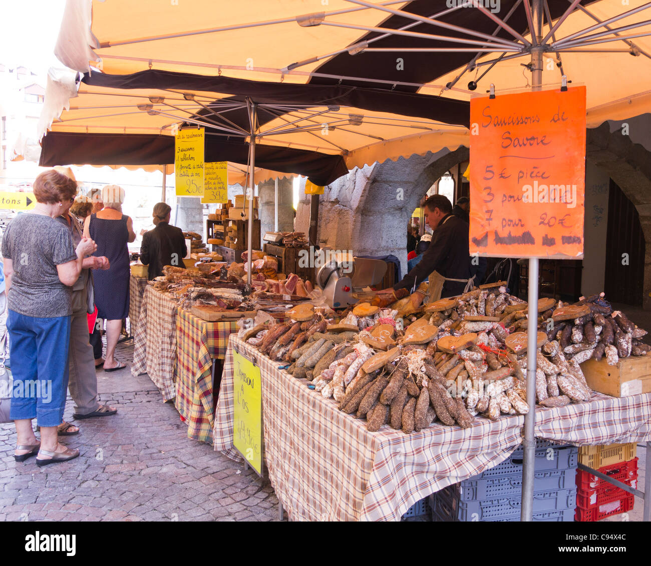 Market stall selling sausages hi-res stock photography and images - Alamy