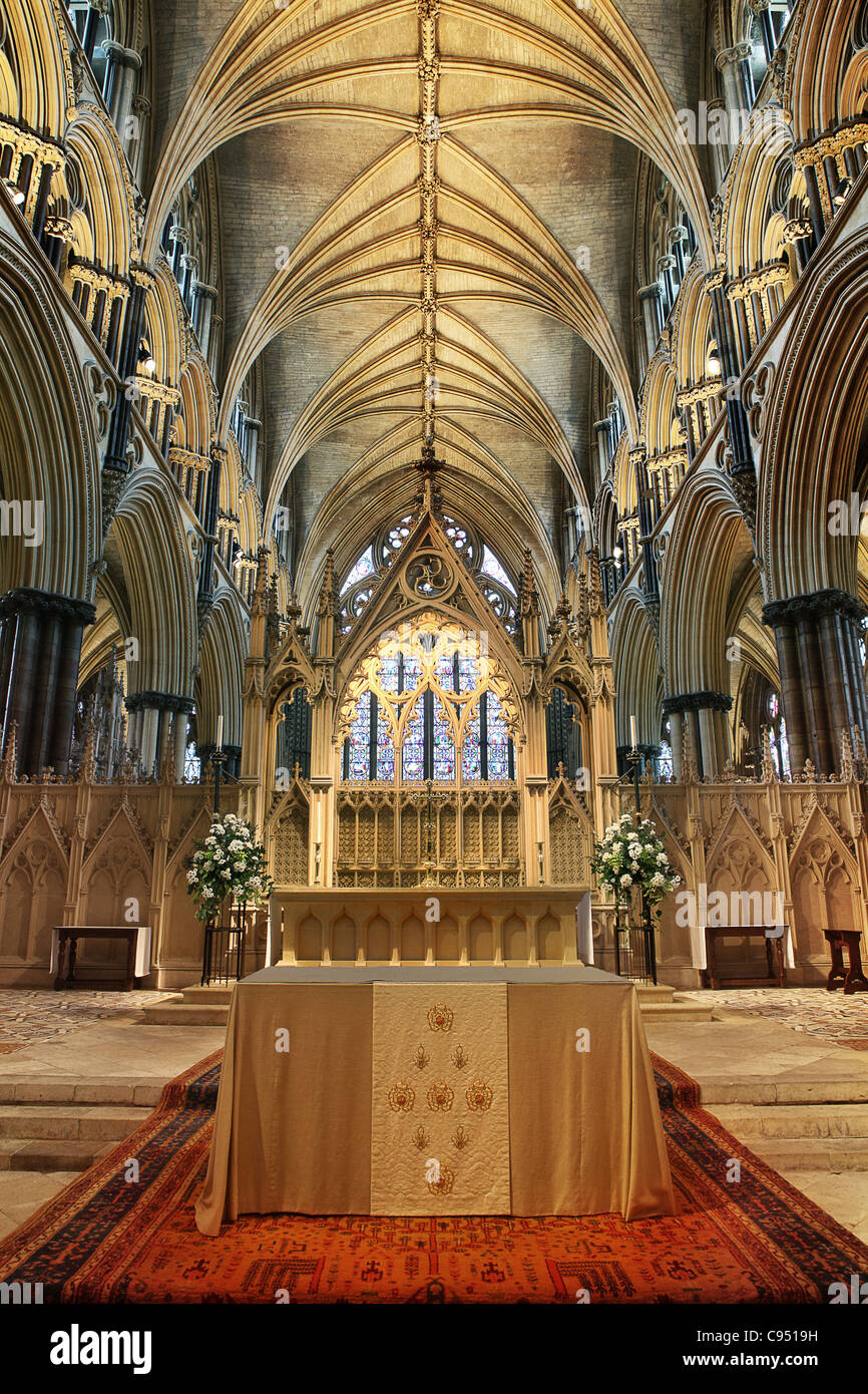 Inside cathedral uk hi-res stock photography and images - Alamy