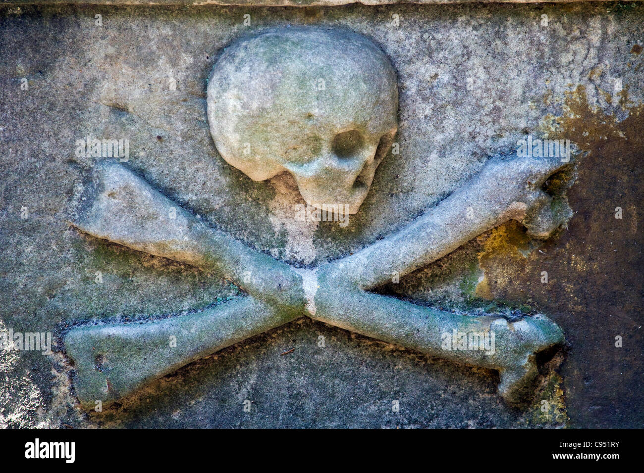 Skull and bones on a headstone in Burden Church Cemetery Williamsburg ...