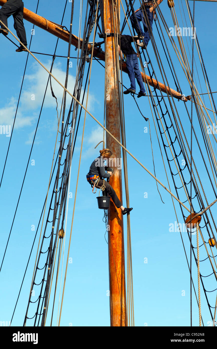 Ships mast mast rig rigging hi-res stock photography and images - Alamy