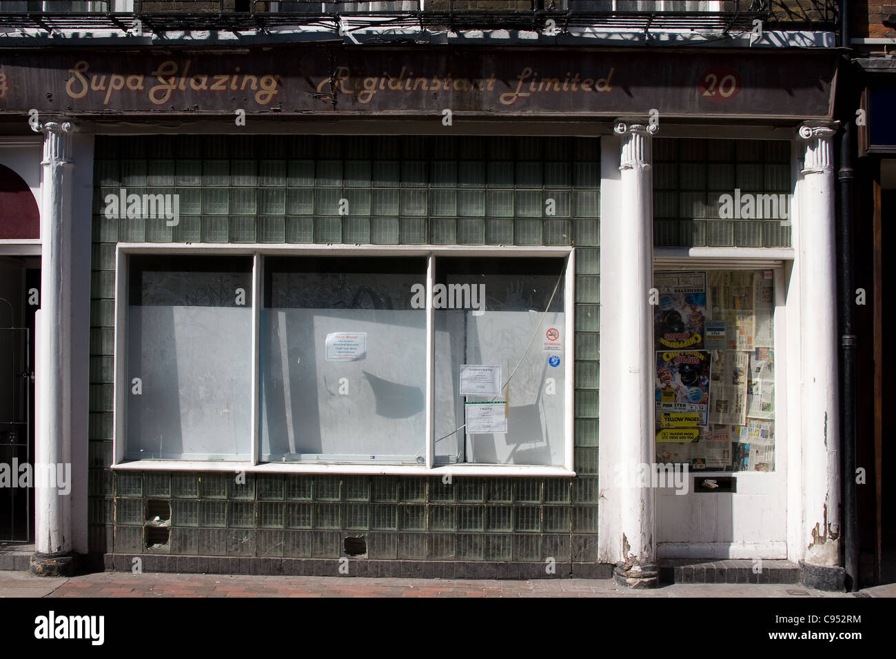 Deserted high street shop hi-res stock photography and images - Alamy