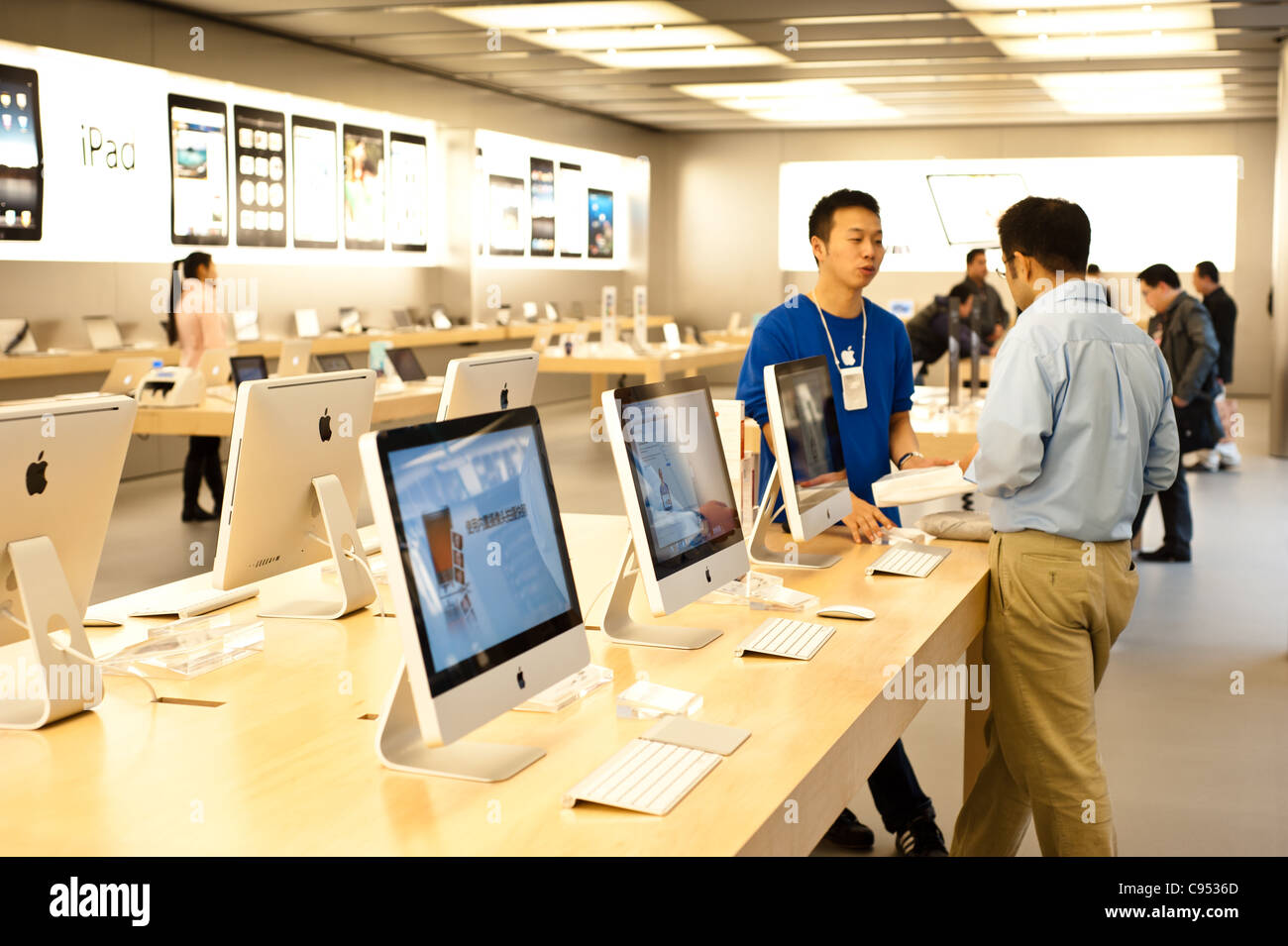 Apple store interior hi-res stock photography and images - Alamy
