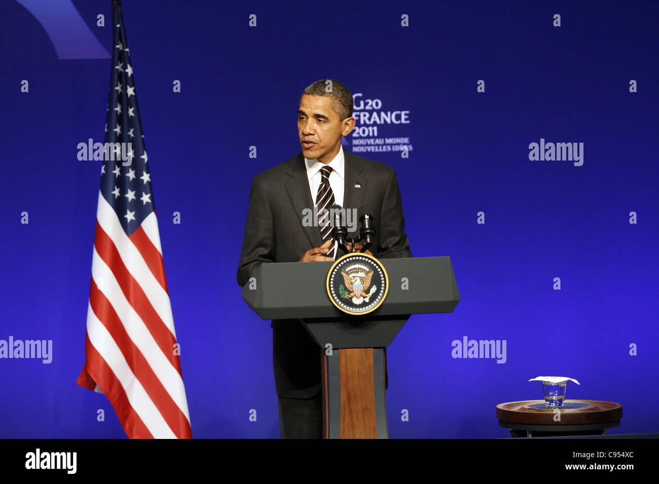 Barack obama with u s flag hi-res stock photography and images - Alamy
