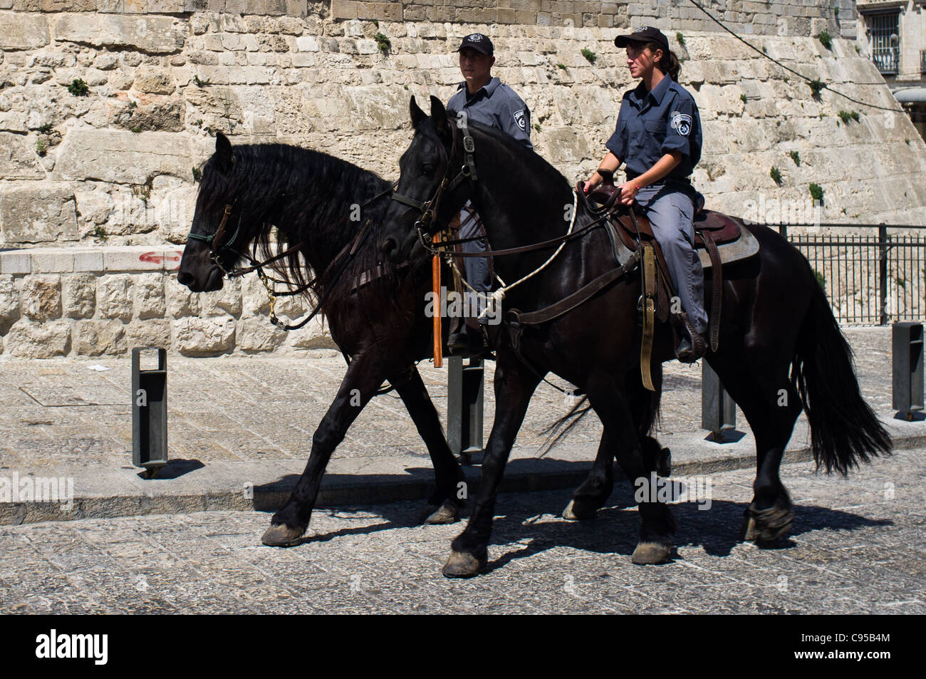 Female Jerusalem Police horse rider patrols the streets of the old city ...