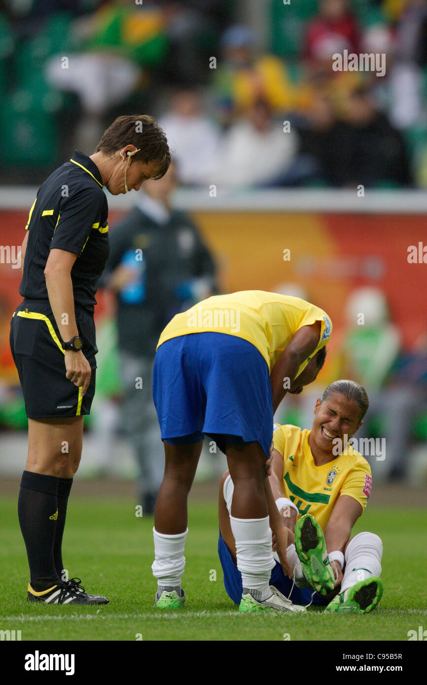 Injury referee football hi-res stock photography and images - Alamy