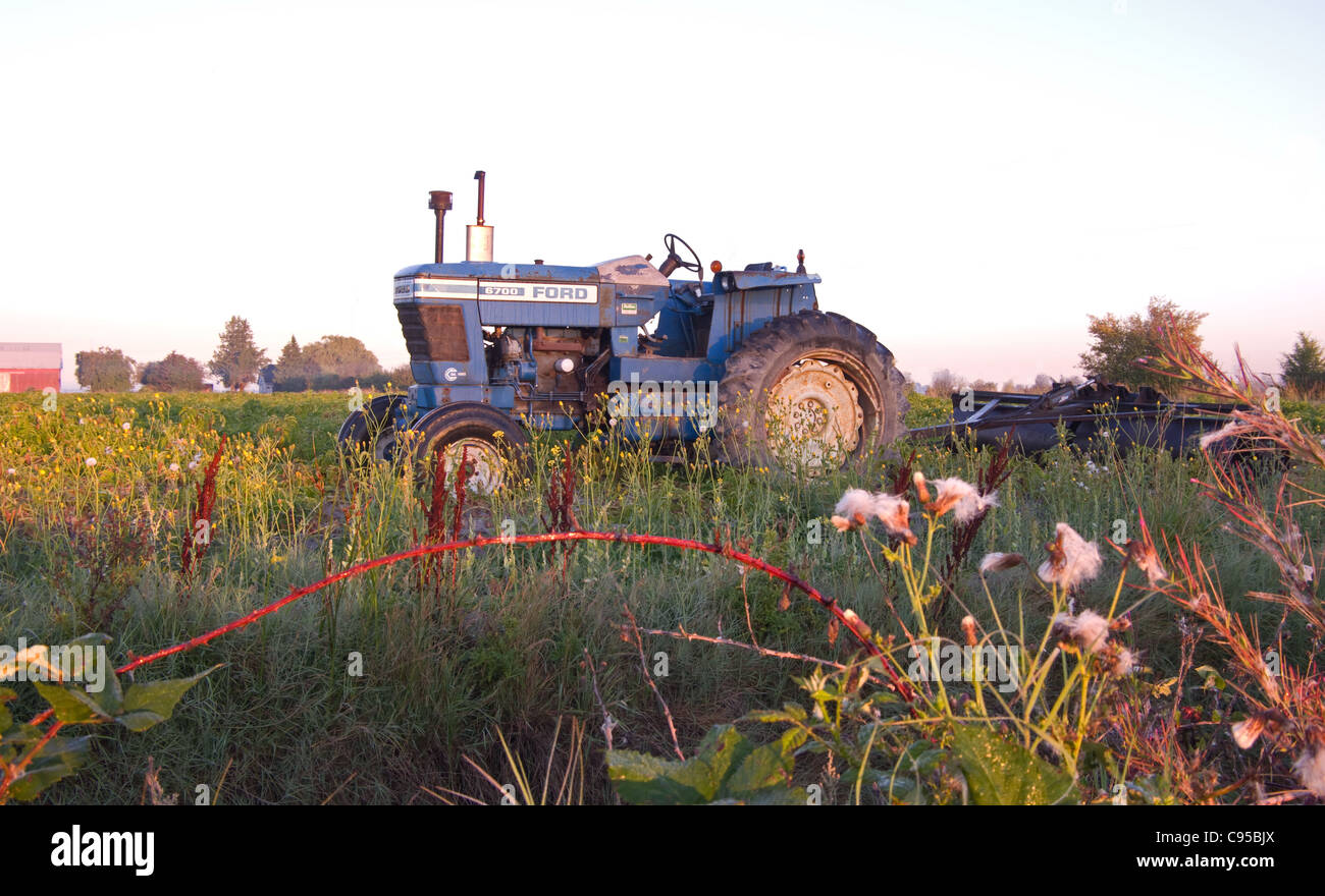 Sunrise tractor hi-res stock photography and images - Alamy