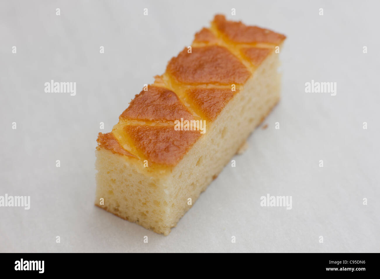 Lemon drizzle cake hi-res stock photography and images - Alamy