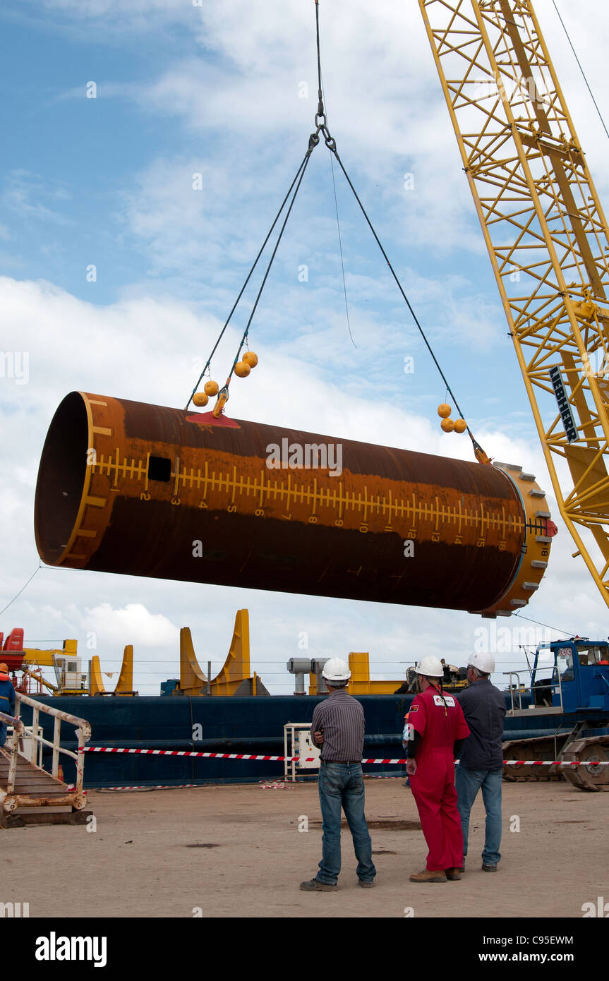 Lifting heavy pipe hi-res stock photography and images - Alamy