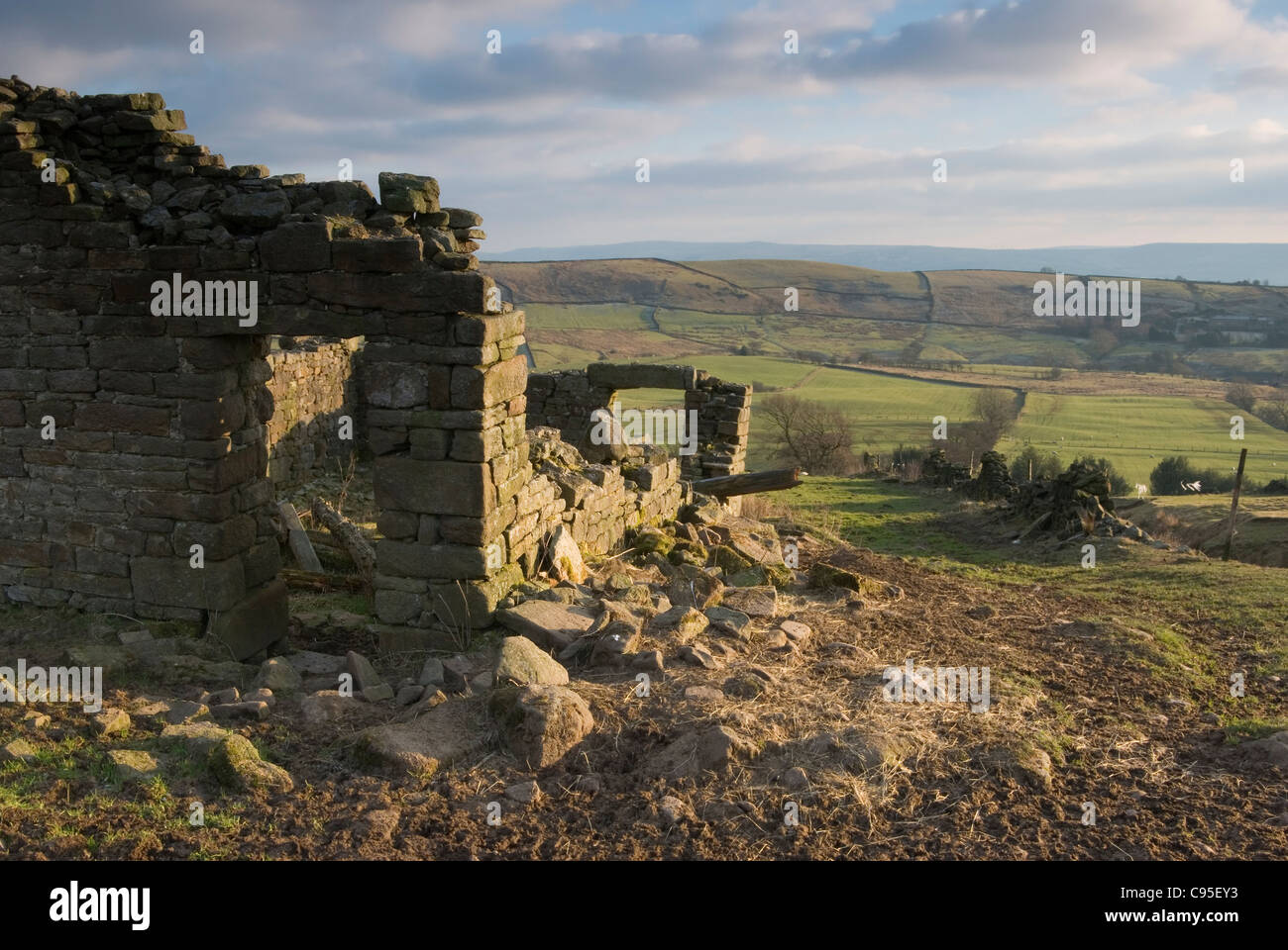 Ruined farm in Pendle District Stock Photo - Alamy