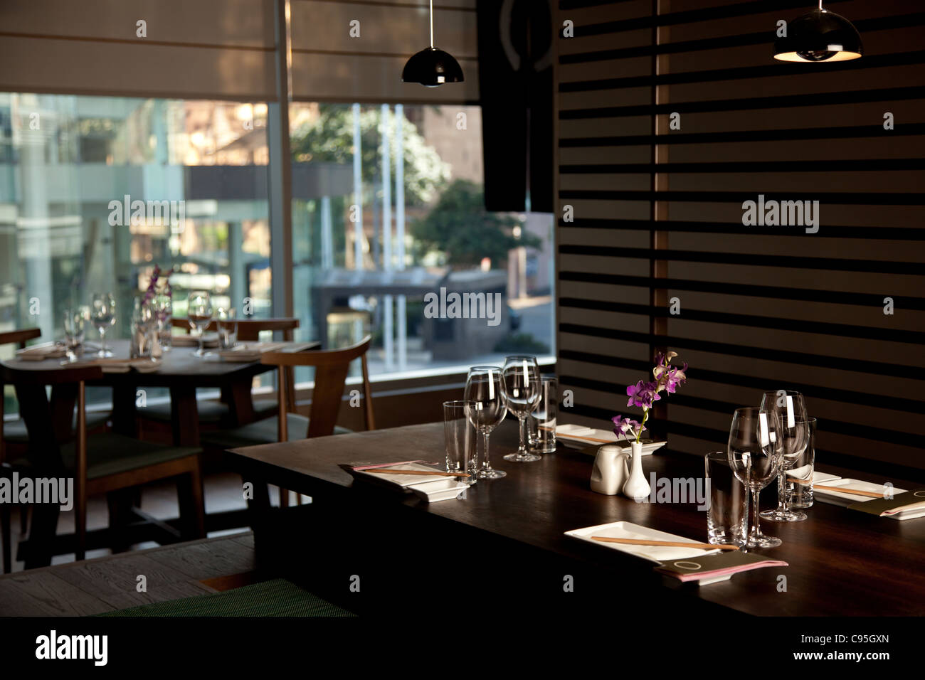 Empty table in a 5 start restaurant Stock Photo - Alamy