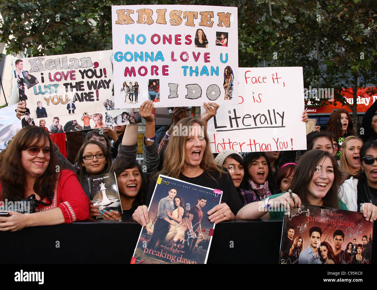 TWILIGHT FANS THE TWILIGHT SAGA: BREAKING DAWN - PART 1. WORLD PREMIERE ...
