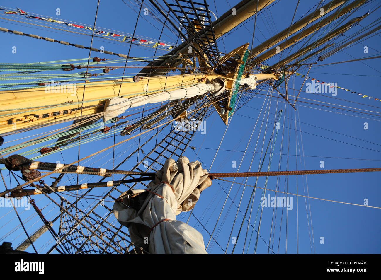 Old Ship tackles on the frigate Stock Photo - Alamy