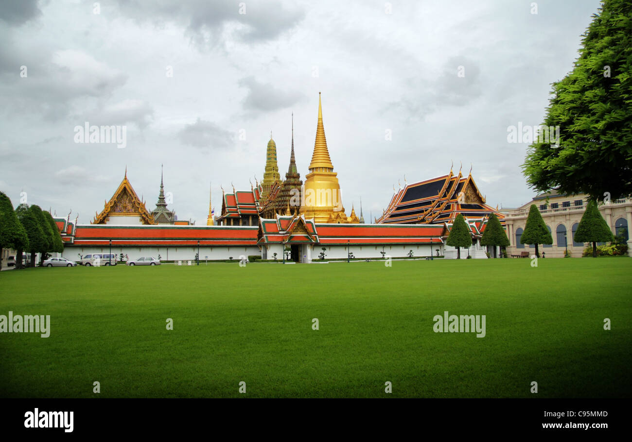 King temple of the emerald buddha hi-res stock photography and images ...