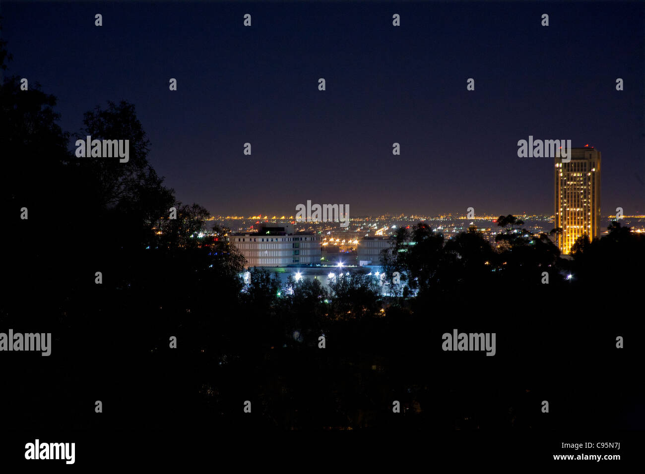 Los angeles skyline at night hi-res stock photography and images - Alamy