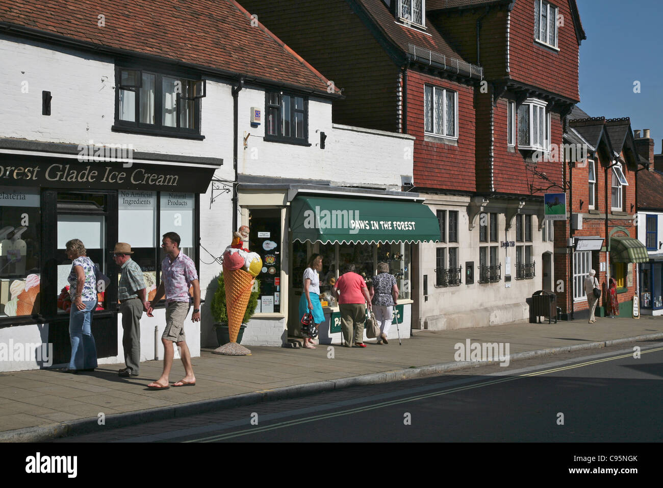Lyndhurst high street new forest hi-res stock photography and images ...