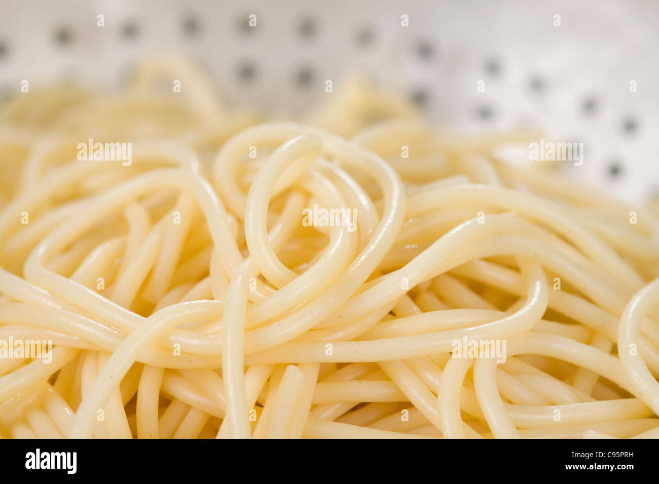 Spaghetti in a tin plate sieve dripping Stock Photo - Alamy