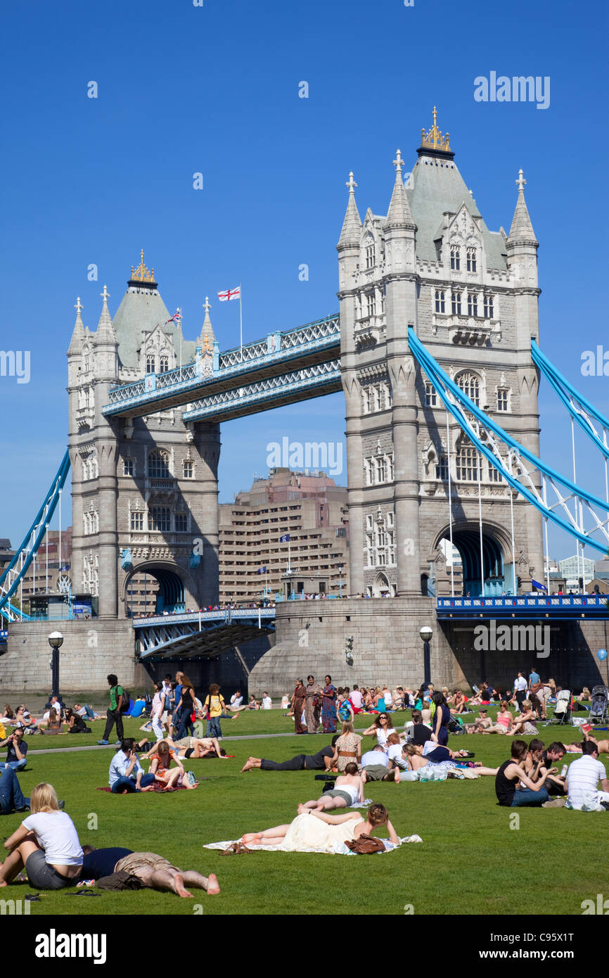 Tower bridge grass london hi-res stock photography and images - Alamy