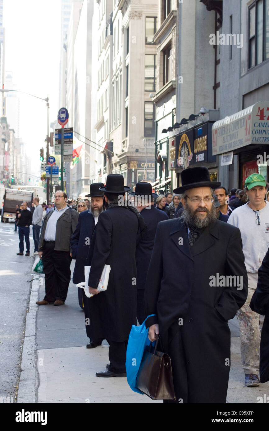 Jewish men on the streets of new york hi-res stock photography and ...