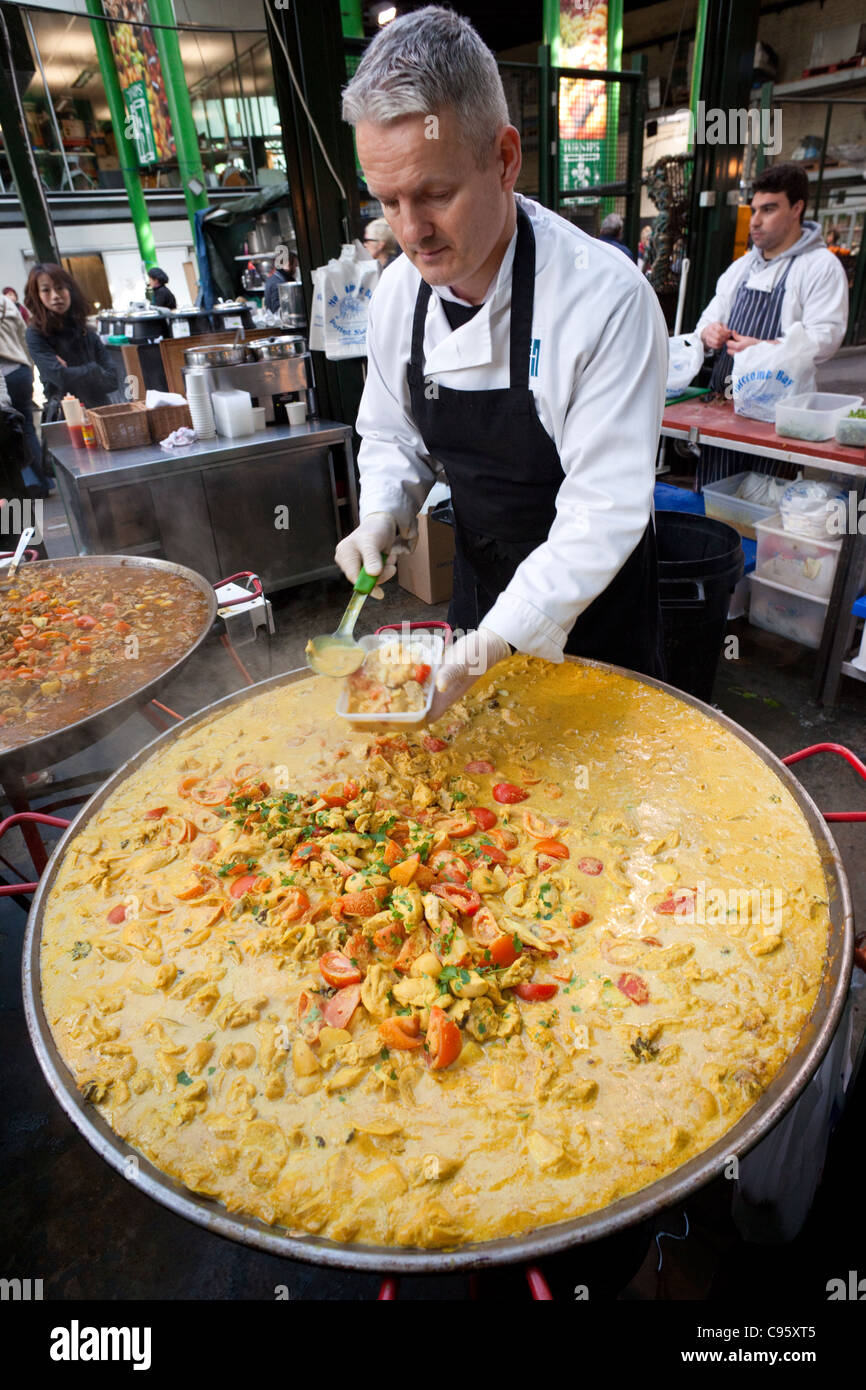 Chef cooking chicken curry hi-res stock photography and images - Alamy