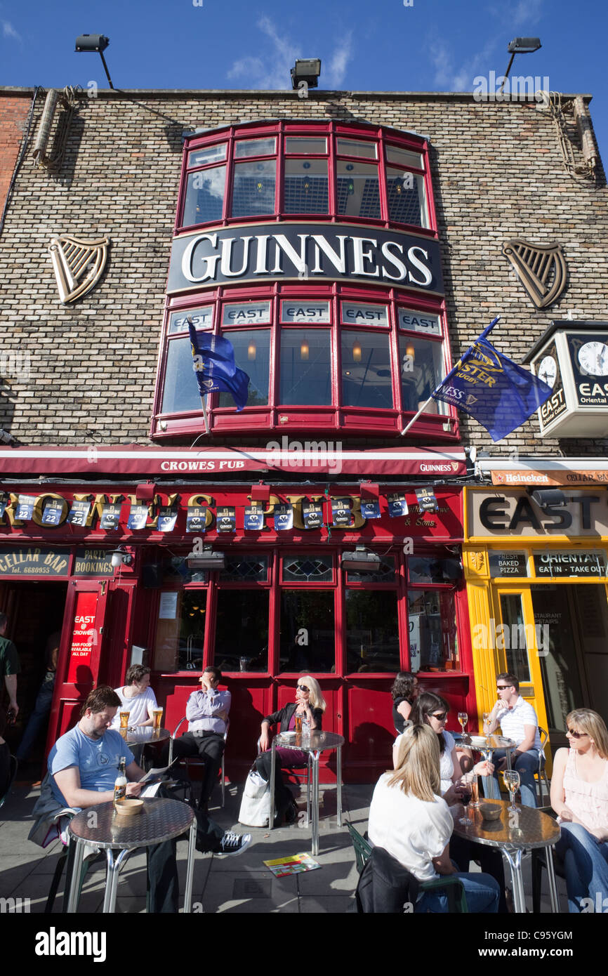 Republic of Ireland, Dublin, Pub Scene in Ballsbridge Stock Photo - Alamy
