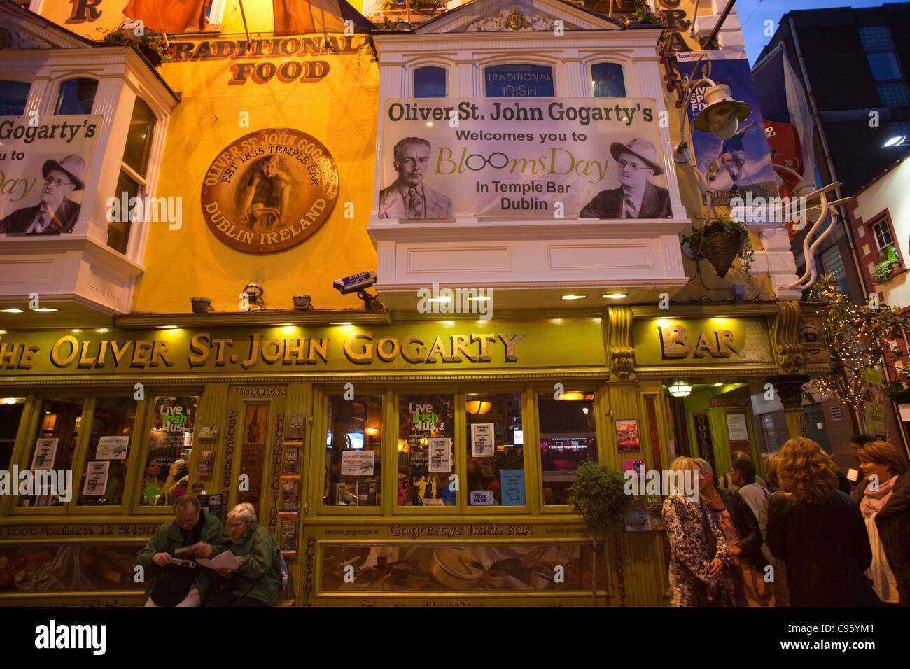 Republic of Ireland, Dublin, Pub Exterior in Temple Bar Area Stock ...