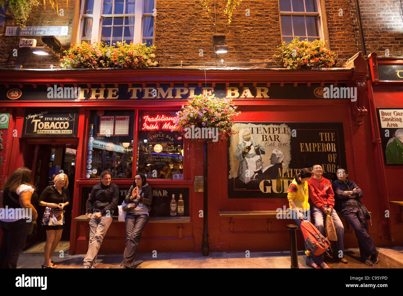 Street scene outside temple hi-res stock photography and images - Alamy