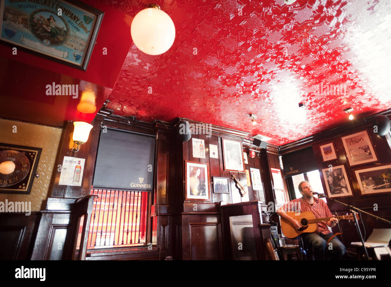 Republic of Ireland, Dublin, Pub Musician in Temple Bar Pub Stock Photo ...