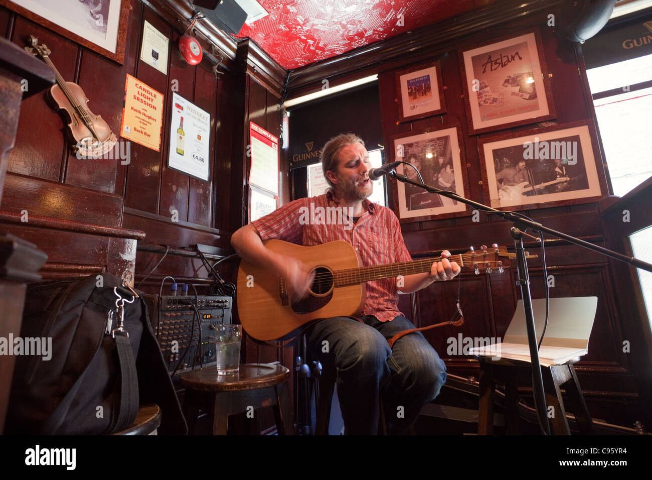 Republic of Ireland, Dublin, Pub Musician in Temple Bar Pub Stock Photo ...
