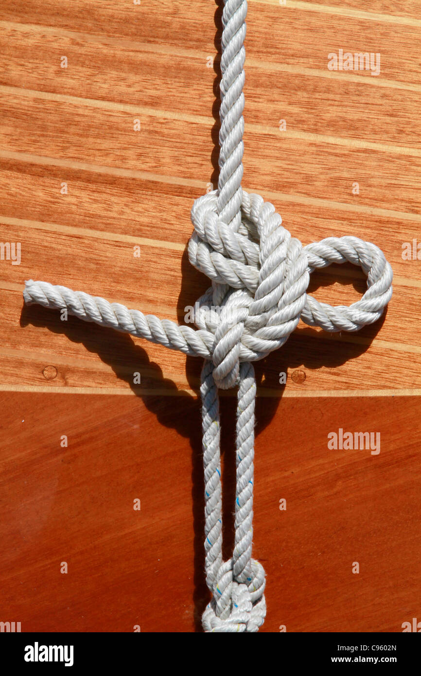 Rope node on wooden old motorboat deck Stock Photo - Alamy