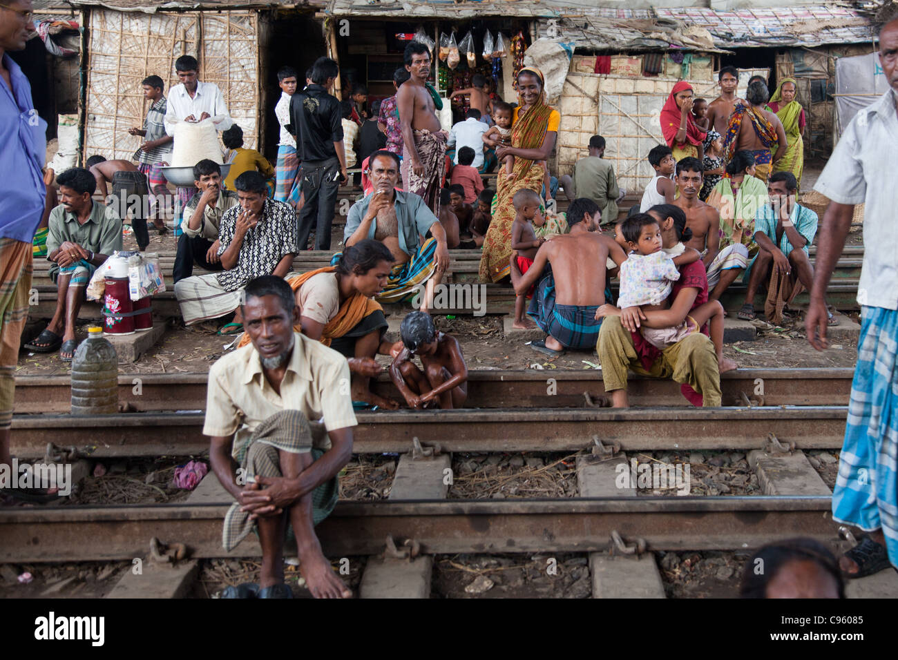 Life in the slums by the railway tracks in Tejgaon Stock Photo - Alamy