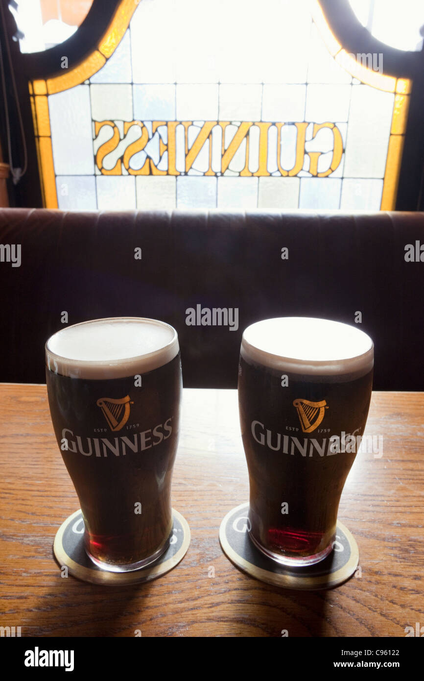 Two pints of guinness hi-res stock photography and images - Alamy