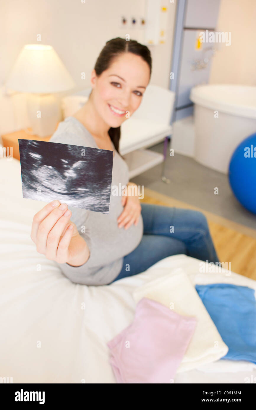 Pregnant woman with her baby scan in a room at a birthing centre Stock ...