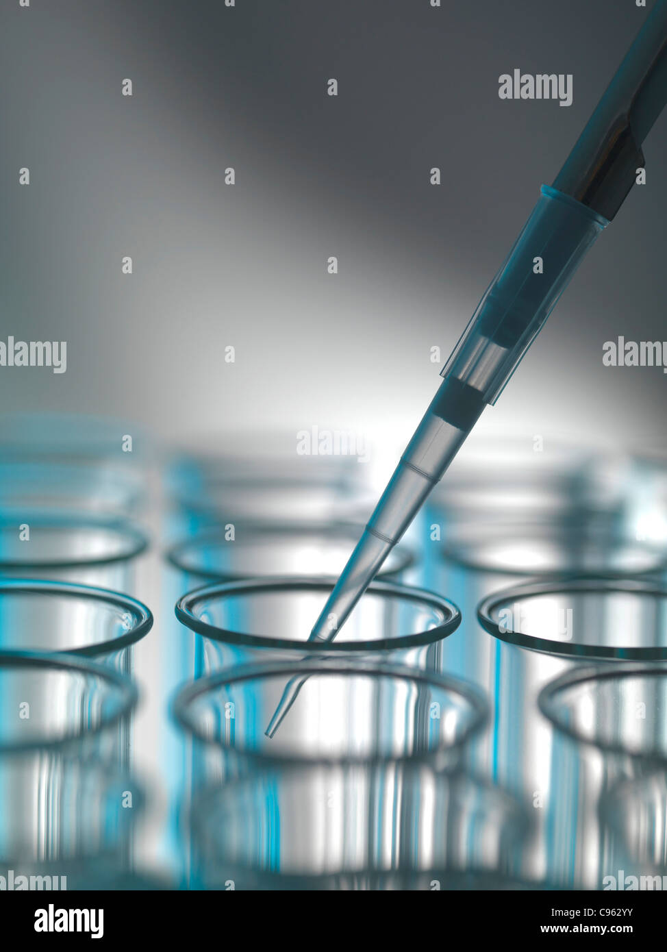 Pipetting liquid beaker scientific hi-res stock photography and images ...