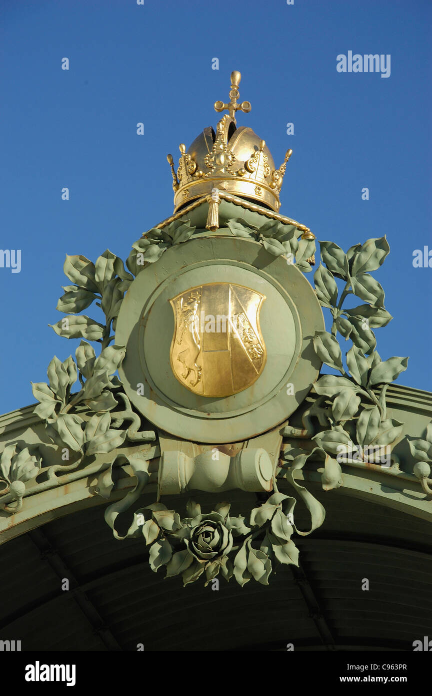 Imperial crown style architecture hi-res stock photography and images ...