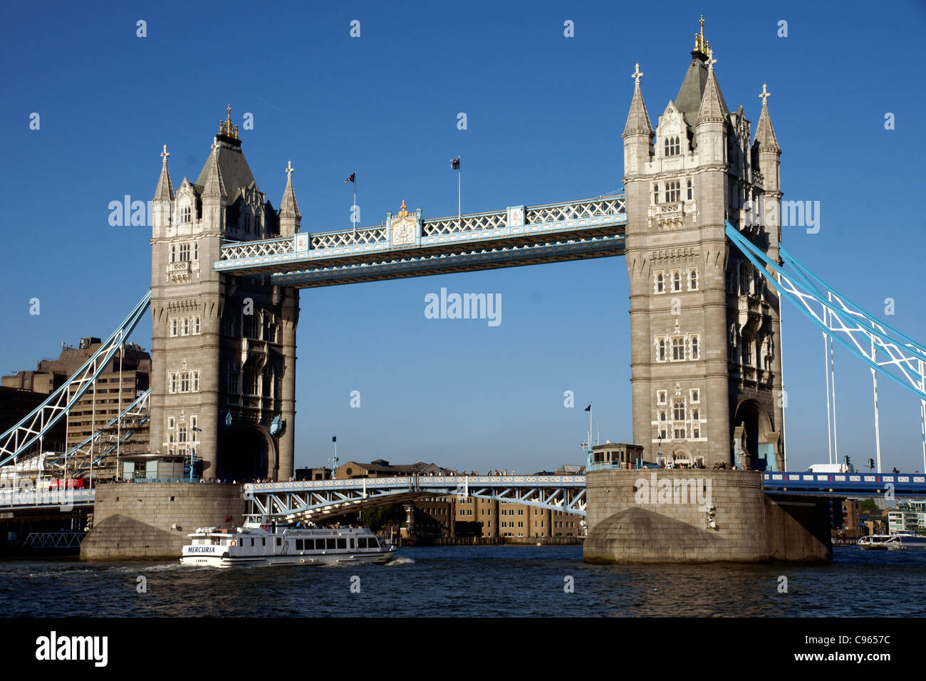 Iconic symbolic bridge hi-res stock photography and images - Alamy