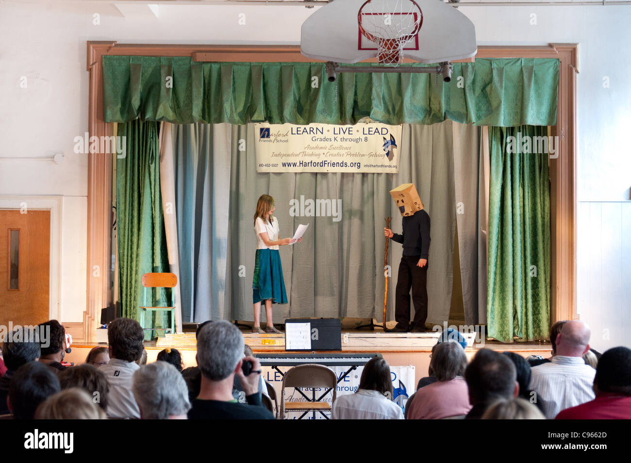 Childrens performance on stage hi-res stock photography and images - Alamy