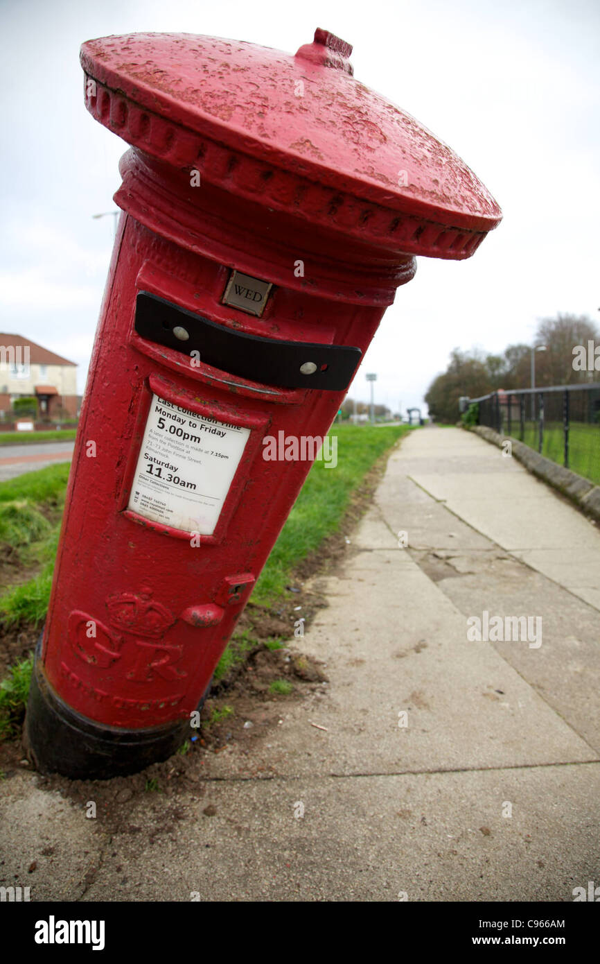Damaged royal mail post box hi-res stock photography and images - Alamy