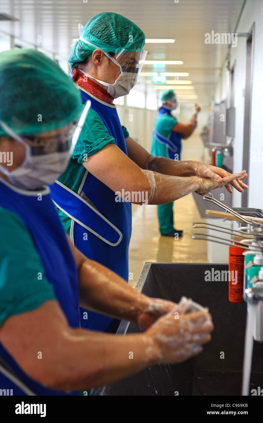Surgeons washing hands and scrubbing before surgery Stock Photo - Alamy