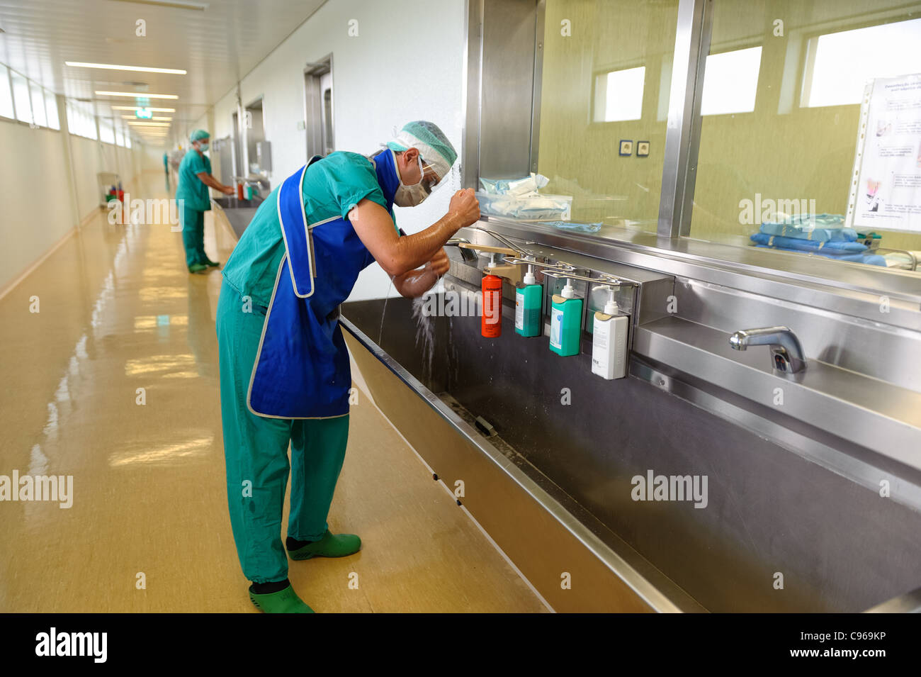 Surgeon washing his hands and scrubbing before surgery Stock Photo - Alamy