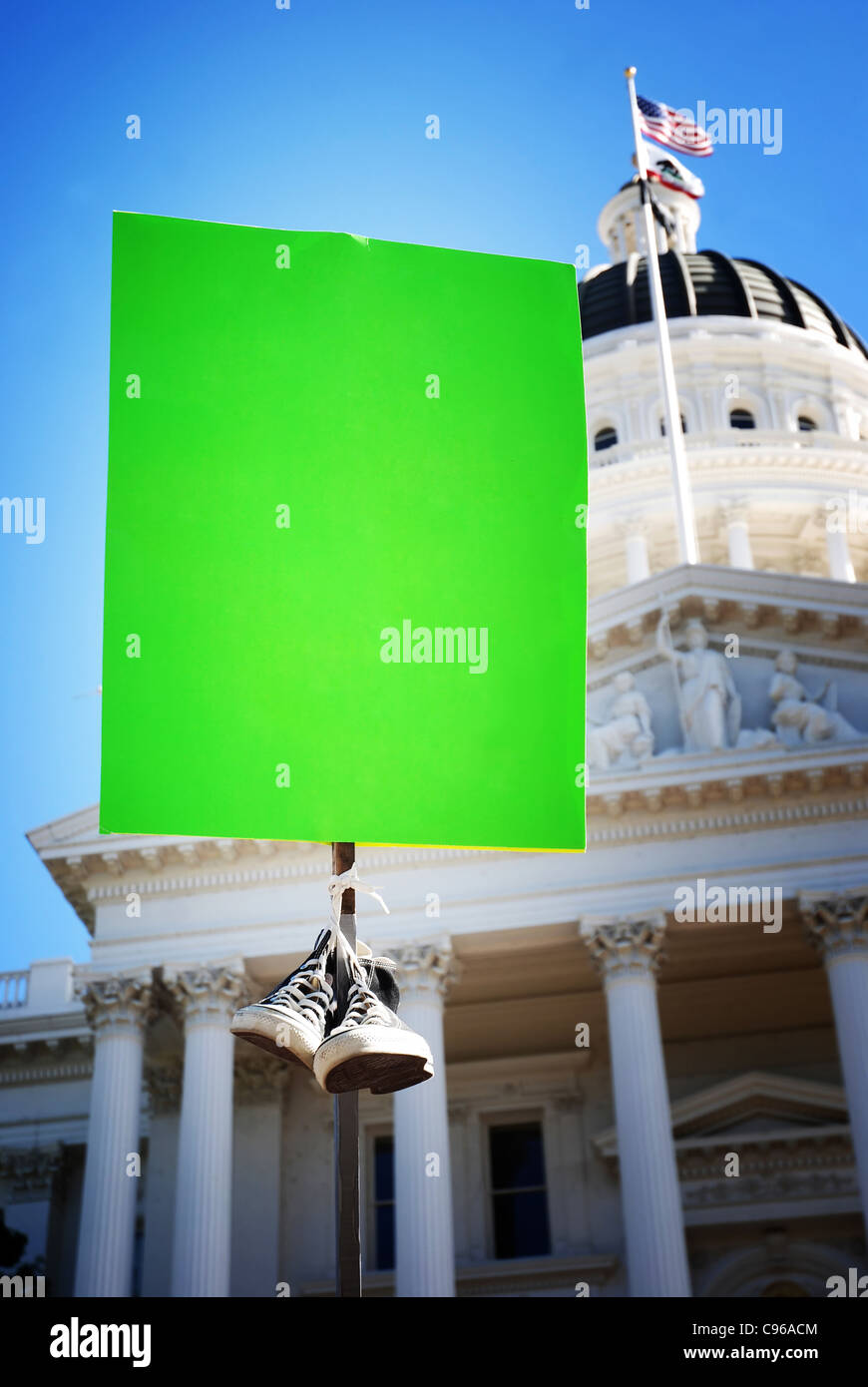 Protesters holding protest signs hi-res stock photography and images ...