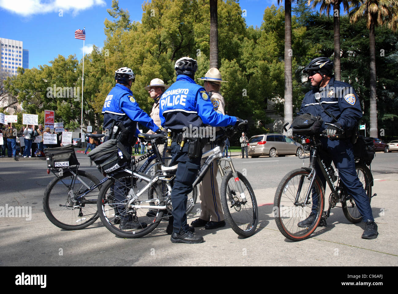 California highway patrol with officers hi-res stock photography and ...