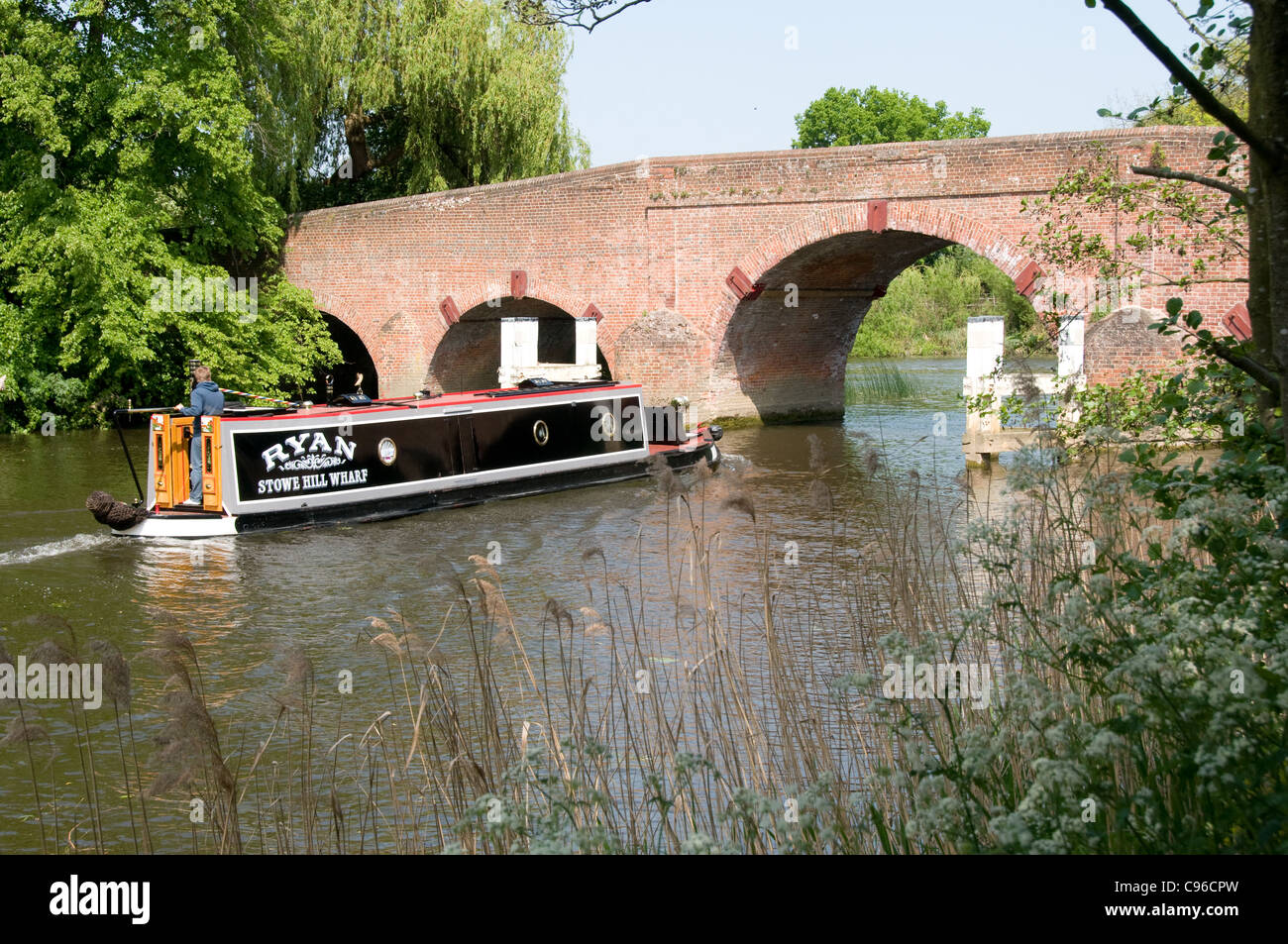 A narrowboat navigates Sonning bridge on the River Thames Stock Photo ...