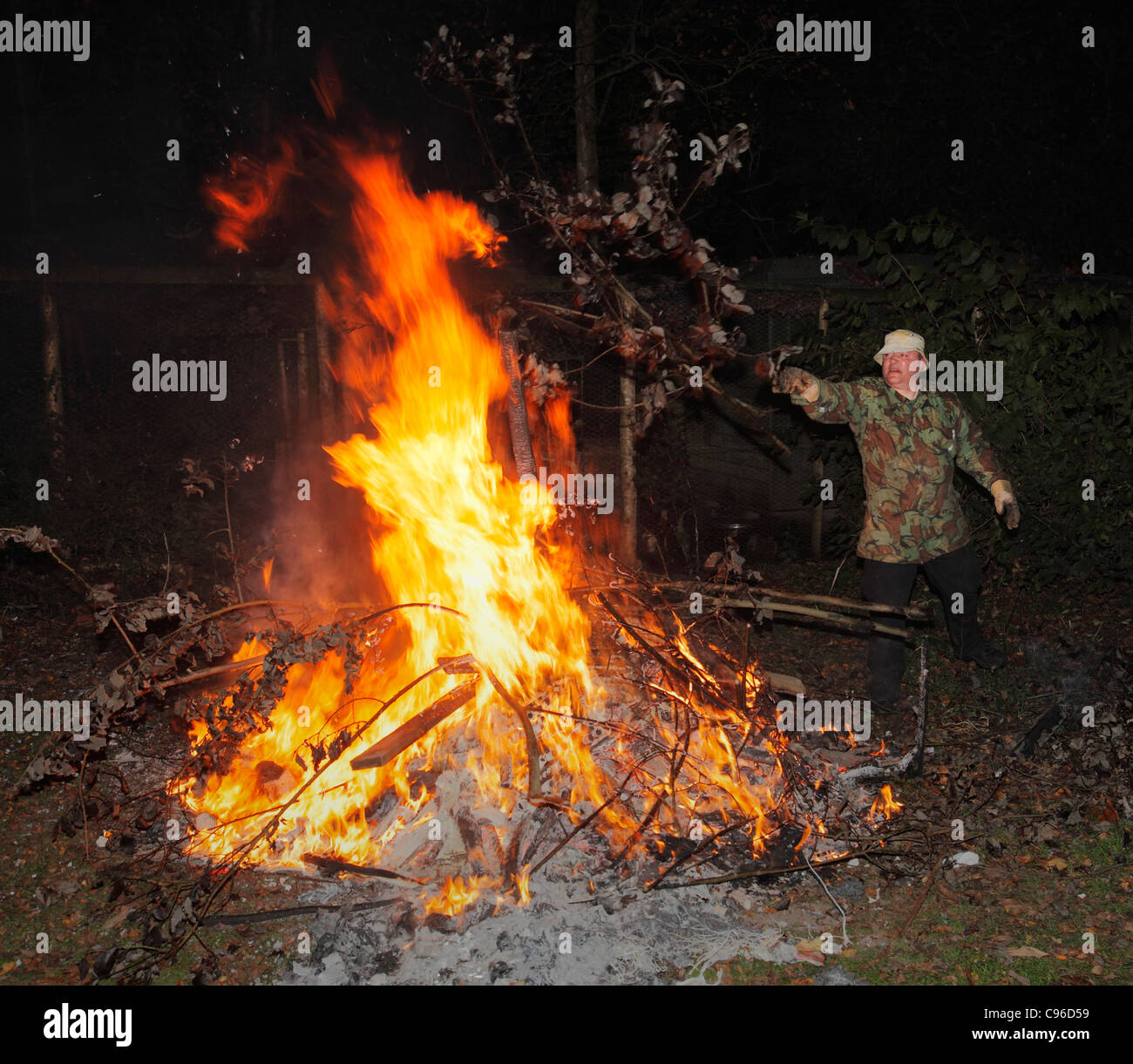 Garden bonfire hi-res stock photography and images - Alamy