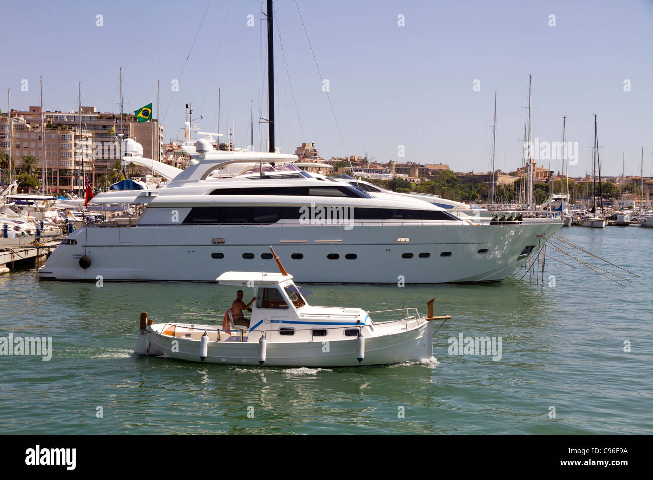Little motor boats hi-res stock photography and images - Alamy