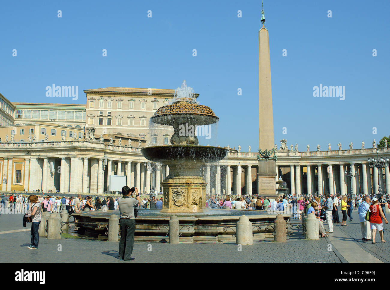 Piazza san pietro fountain hi-res stock photography and images - Alamy