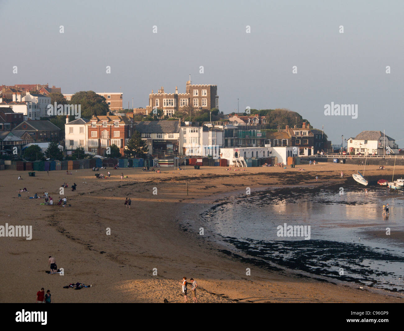 Broadstairs pier harbour hi-res stock photography and images - Alamy