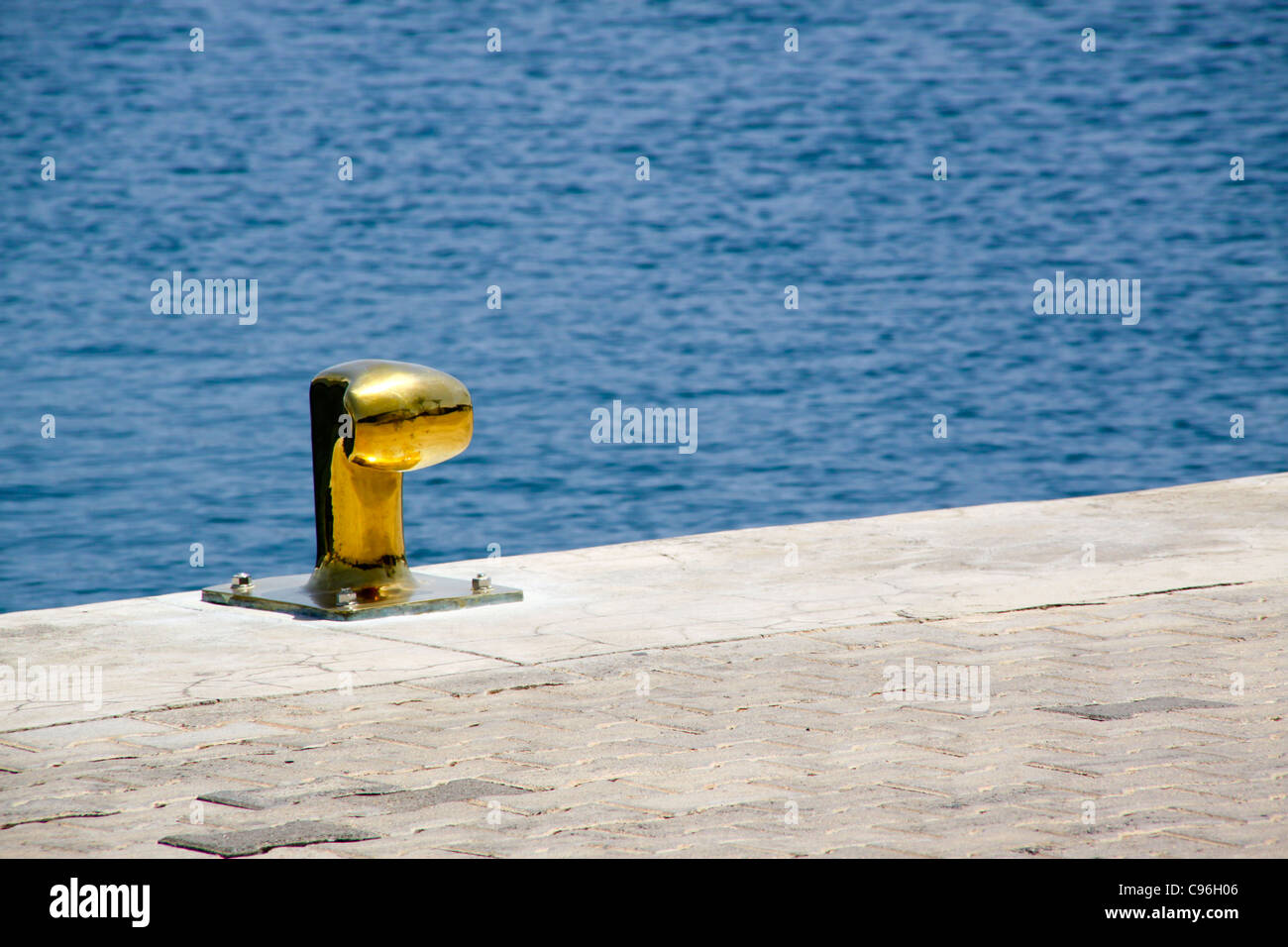 Gold plated mooring bollard at quayside Stock Photo - Alamy